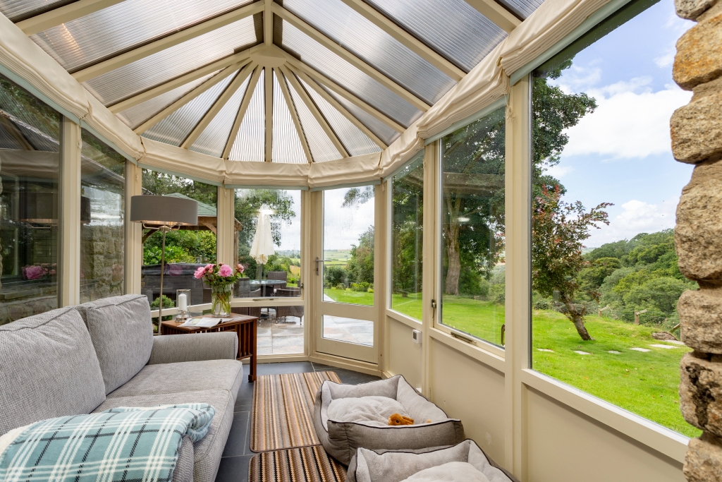 Dog-friendly holiday cottage for 2 in Callington, Cornwall with hot tub